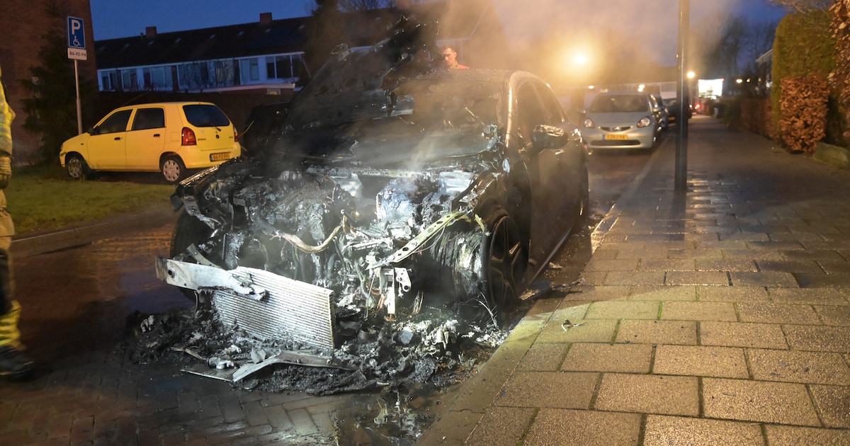 Auto brandt uit in Breda, politie onderzoekt oorzaak | Regio | BN DeStem.nl