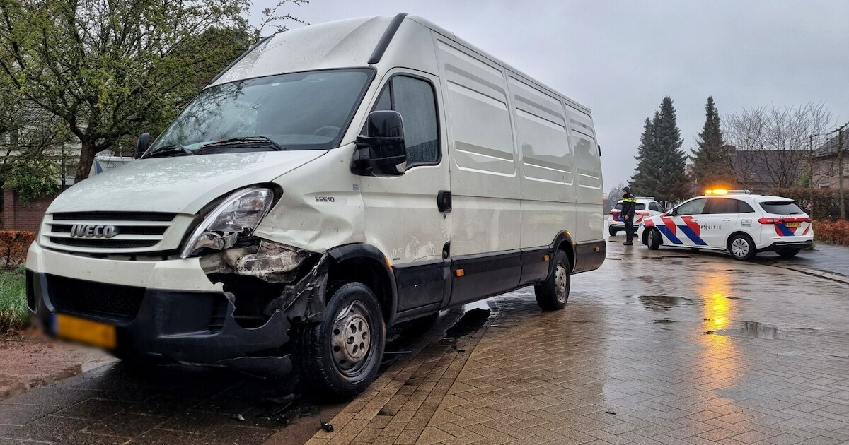 Pakketjes komen later aan dan gepland door botsing met busje van PostNL ...