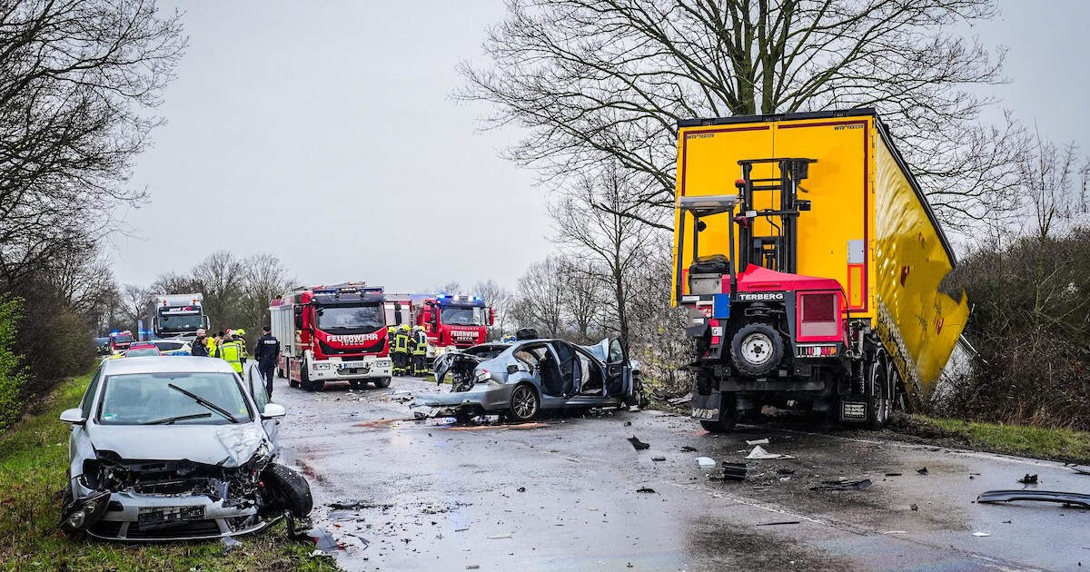 Drie zwaargewonden door ernstig ongeluk net over de grens; Nederlandse trucker (59) in ...