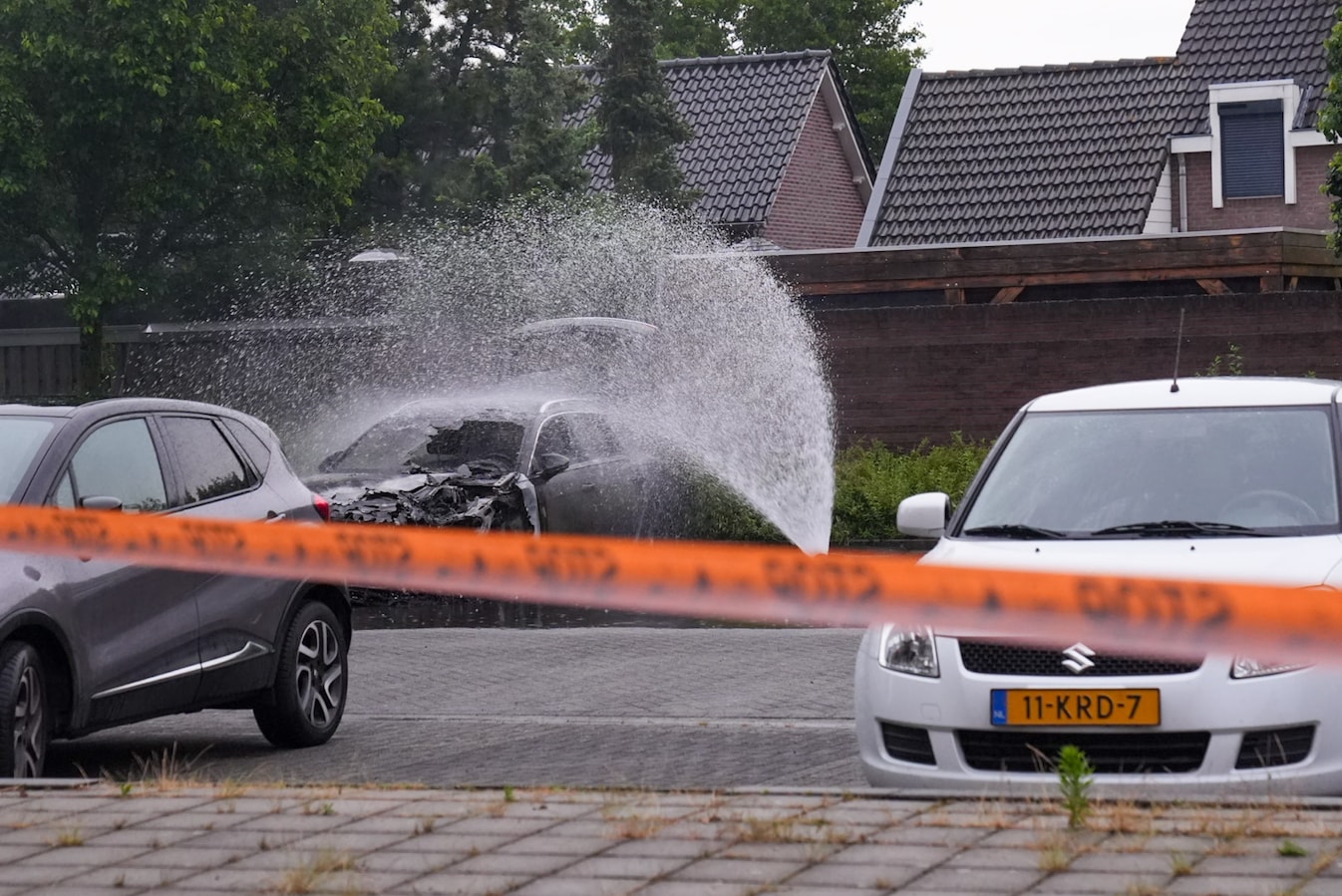 Hybride auto vliegt in brand in woonwijk Asten, mogelijk aangestoken ...