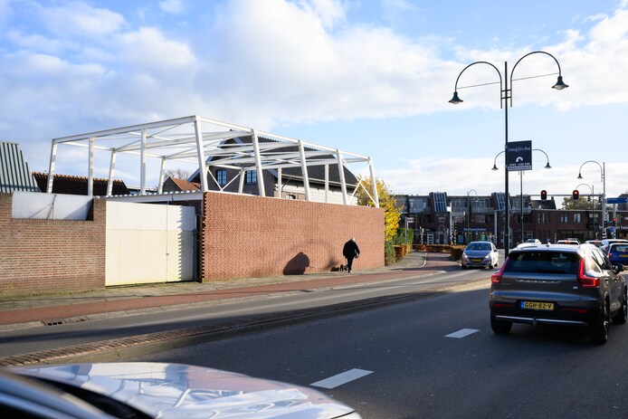 Bouw van 6 meter hoge loods mag doorgaan, buurman vreest voor misbruik als autostalling en ...