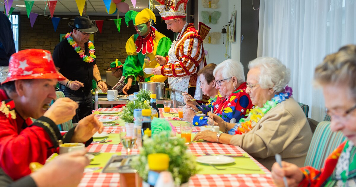 Prins en nar trakteren snert en pannenkoeken in de Mariavaart in Zegge ...