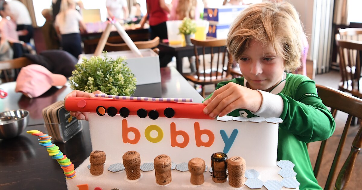 Hij gaat hoog, hard en snel, maar Bobby (7) mag nog niet in ‘de bank ...