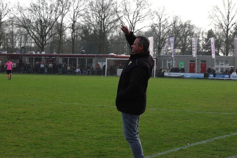 Spits van SSC’55 maakt er vijf op één middag, toch is zijn coach ...