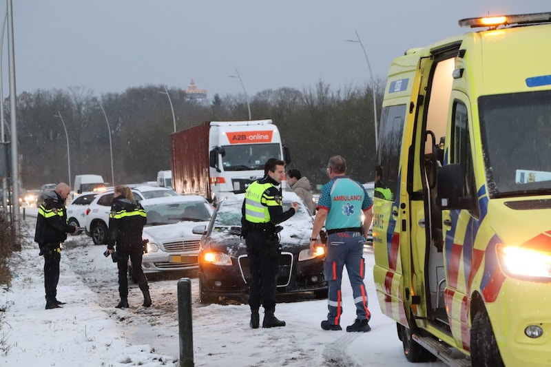 A59 dicht bij Waalwijk en Terheijden vanwege glad wegdek, verkeer ...