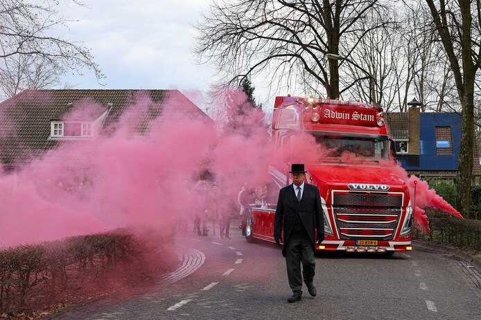 Rouwstoet met vrachtwagens voor bij ongeval omgekomen Arnoud (25) uit ...