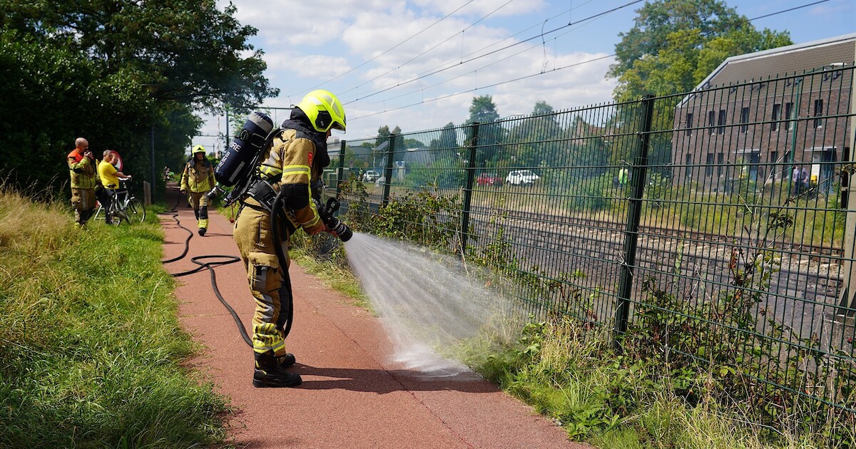 Stuk berm vat vlam langs het spoor in Rijen | Regio | BN DeStem.nl