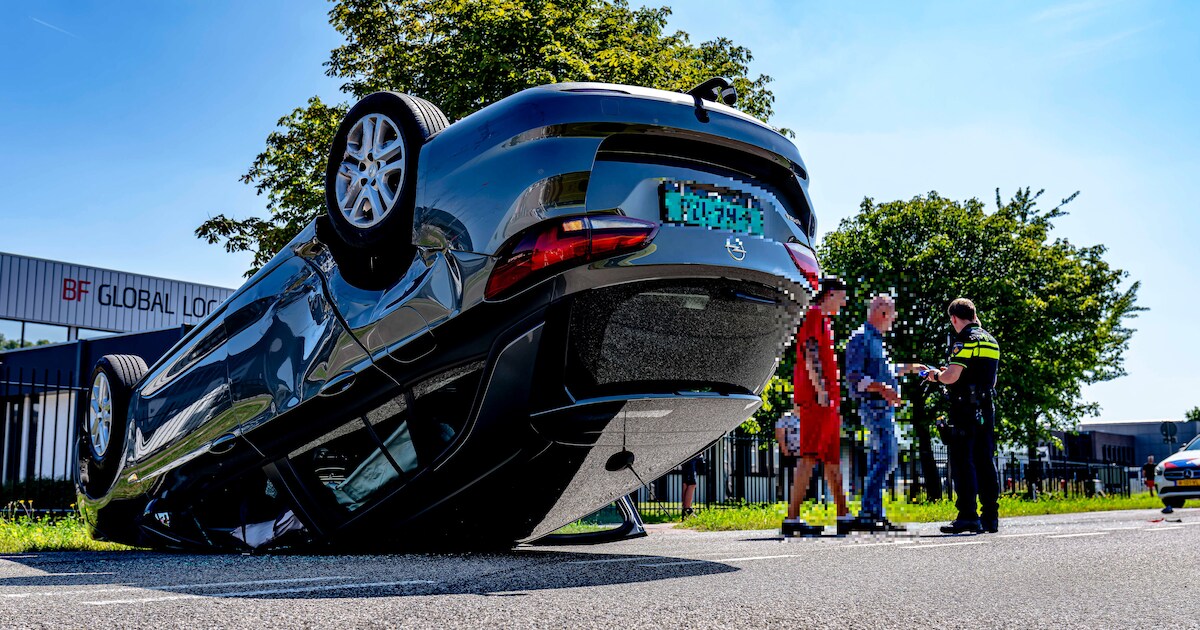 Auto belandt op zijn dak tijdens proefrit in Raamsdonksveer ...