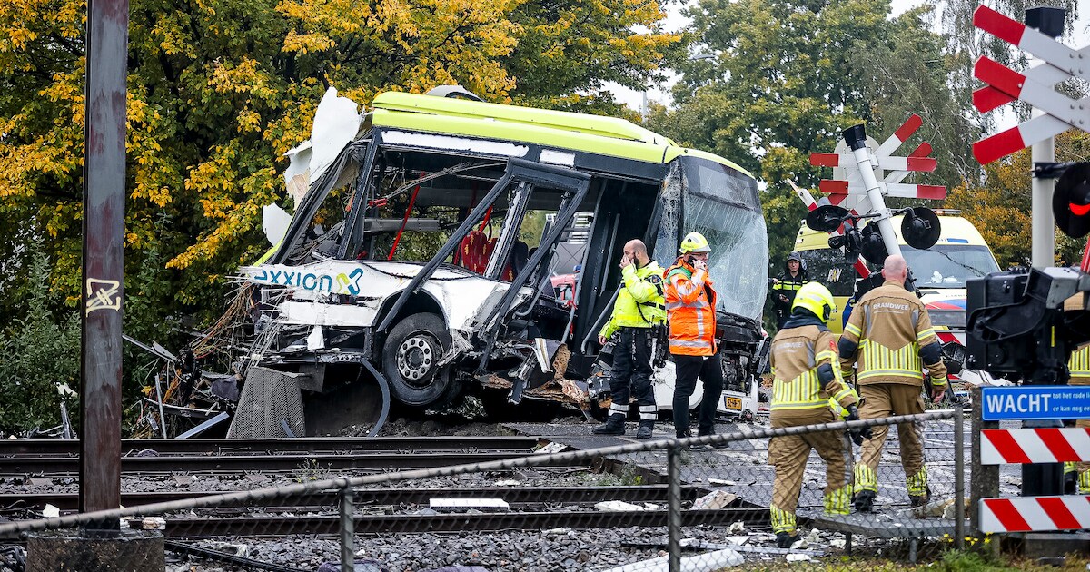Onderzoek naar crash tussen bus en trein in Bergen op Zoom gaat lang ...