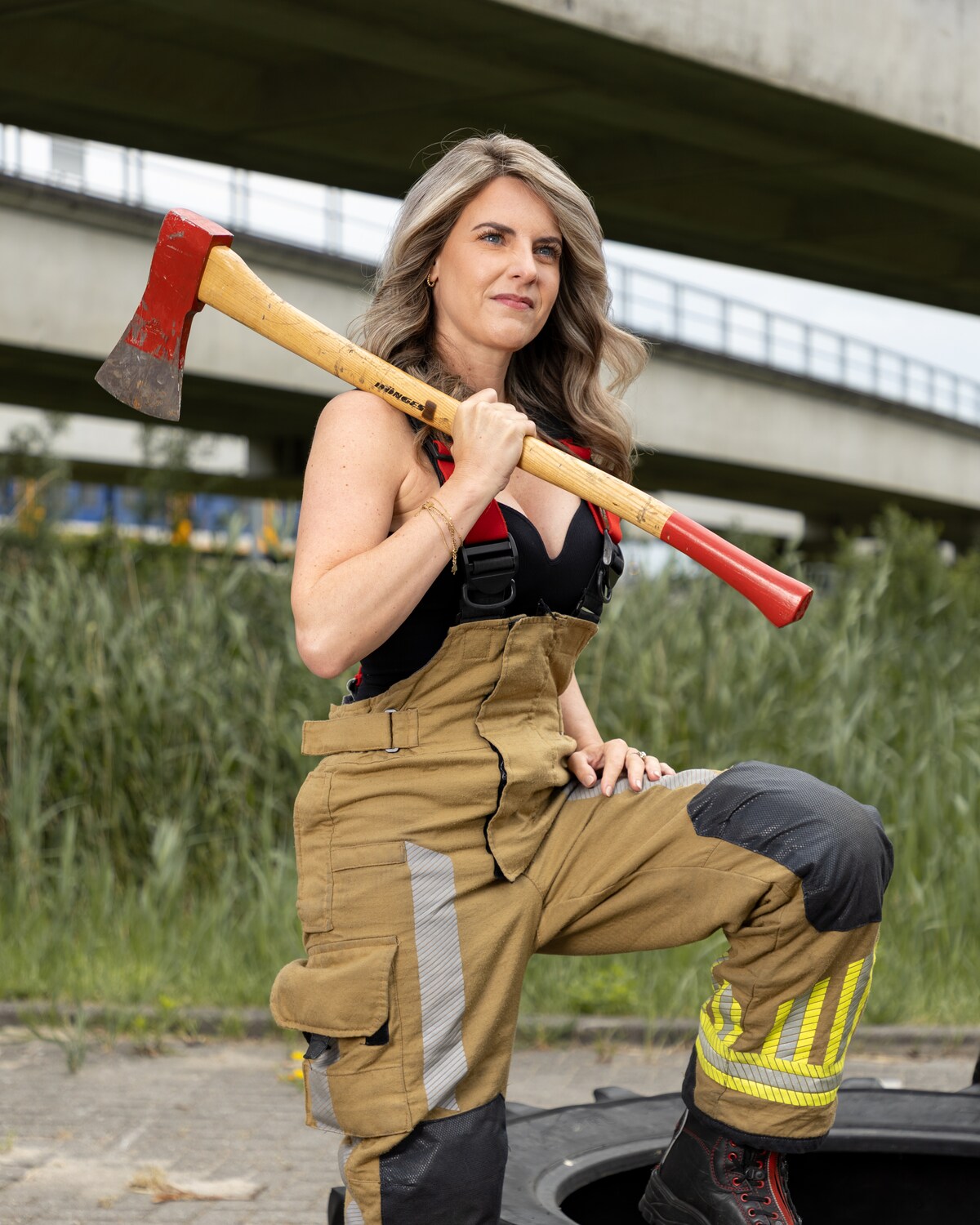 Michelle (37) ‘is februari’ in de eerste brandweervrouwenkalender ...