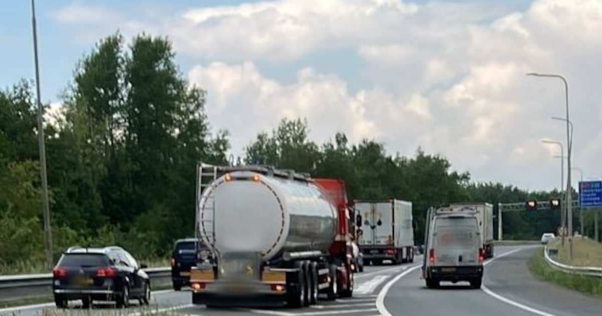 Kapotte vrachtwagen op de A58 blokkeert verbindingsweg richting Breda en zorgt voor veel ...
