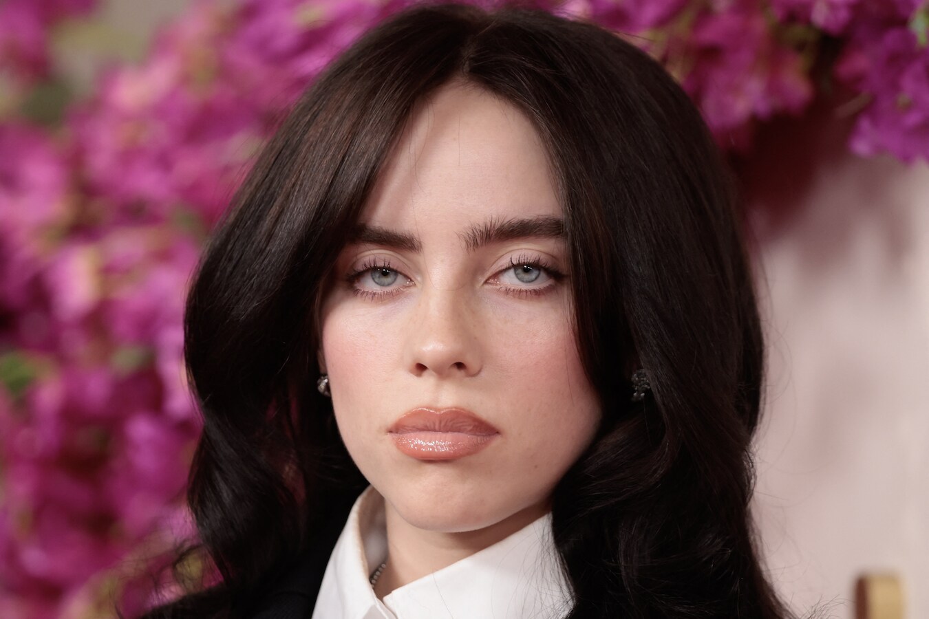 Billie Eilish vastgegrepen door fan tijdens show, zangeres bijna over dranghek getrokken | Foto ...