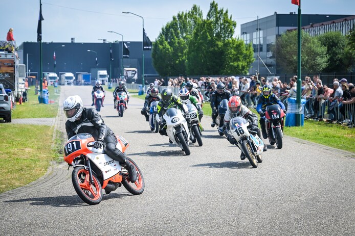 Rijdende motorsporthistorie op het circuit De Geer op eerste en tweede ...