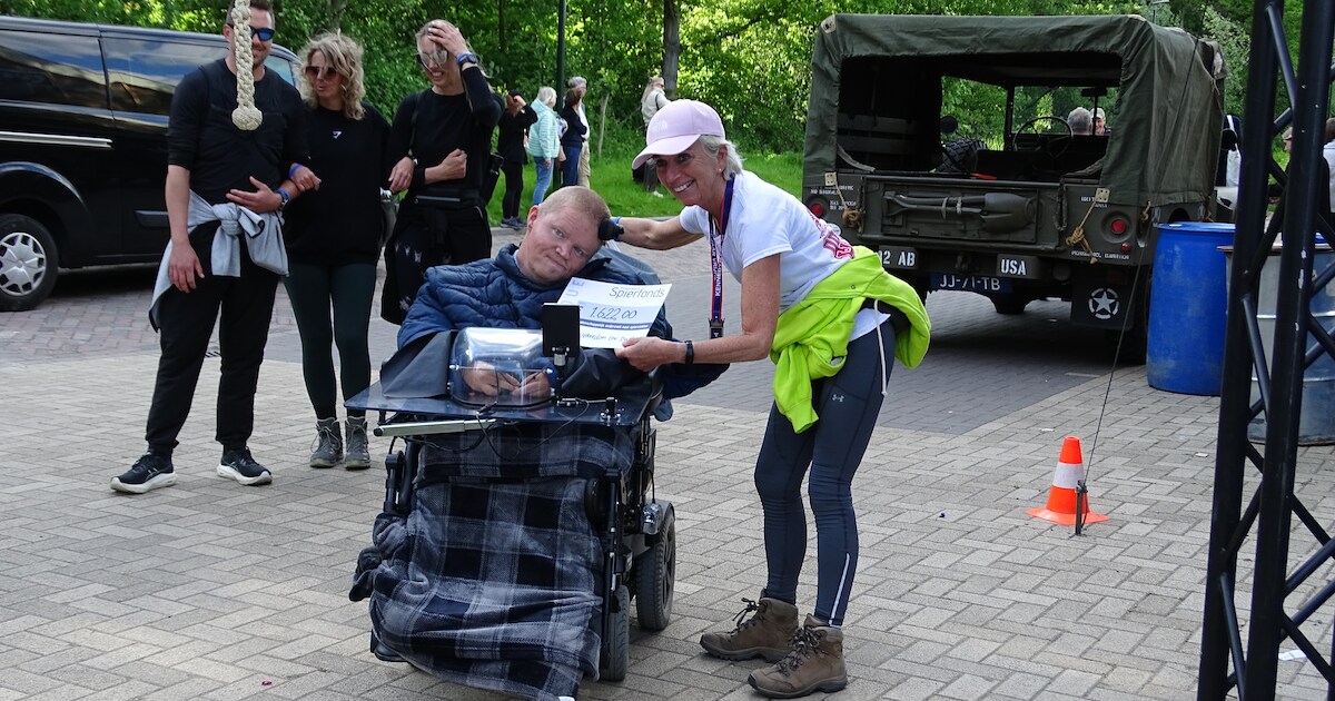 Anja (63) verloor broer aan erfelijke spierziekte, dus loopt ze in één ...