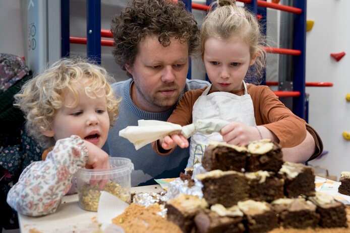 Heel Piramide Bakt: Vughtse scholieren bakken taarten om Keniaanse ...