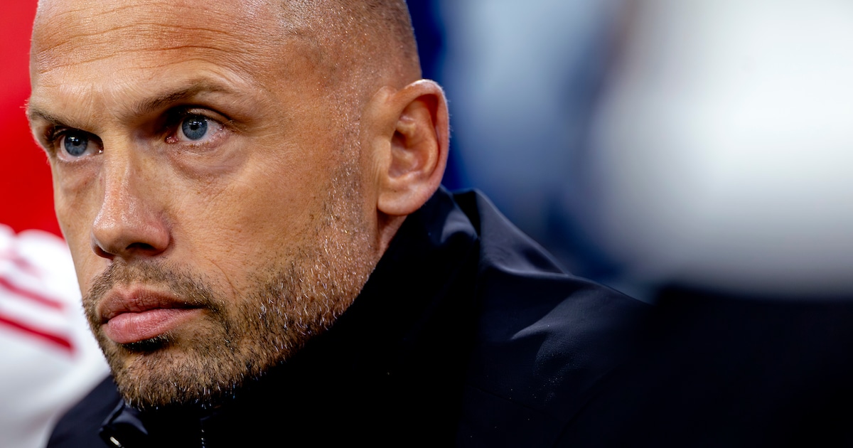 Ajax zet trainer John Heitinga op non-actief, Alex Kroes stelt functie ...