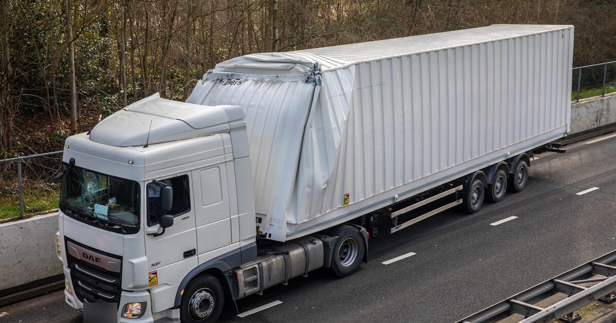 Vrachtwagen botst tegen viaduct op N262 in Roosendaal, trailer zwaar ...