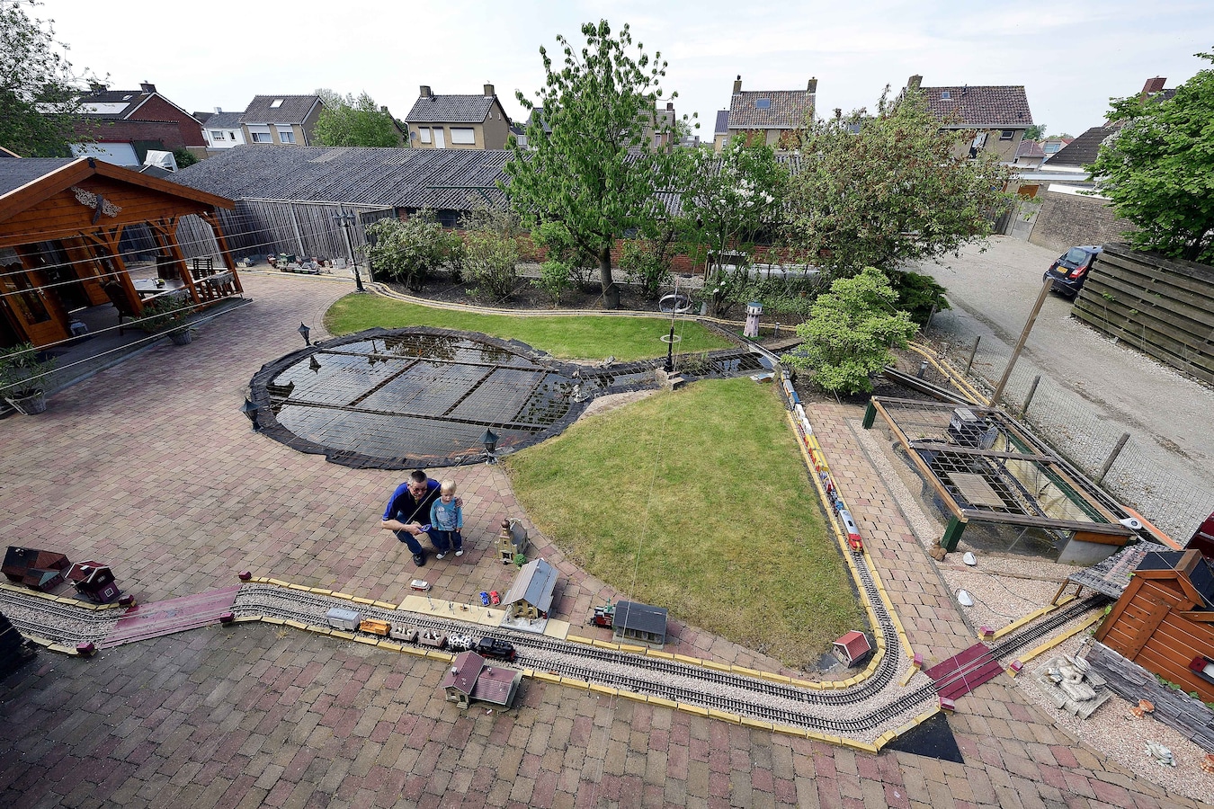 Bernard Hack heeft een treinspoor van 120 meter in zijn tuin in ...