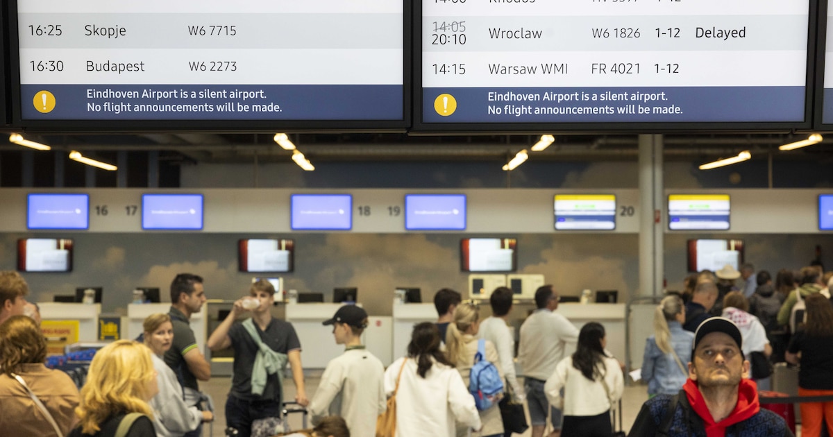 Toeristen op Eindhoven Airport laconiek over vliegen naar Rhodos: ‘We ...