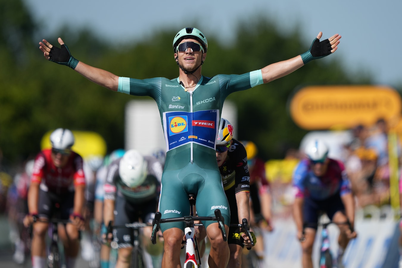 Jonathan Milan klopt Wout van Aert met machtige sprint en heeft ritzege ...