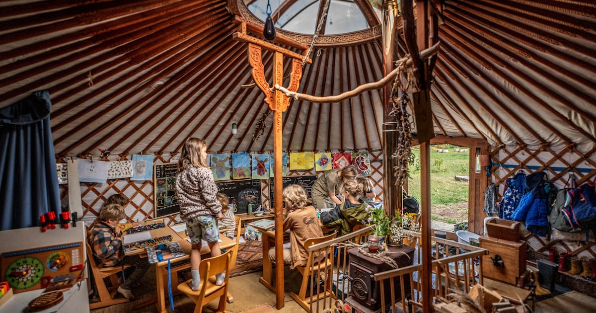 Elf leerlingen, vier dagen les, en dat in een yurt zonder elektriciteit ...