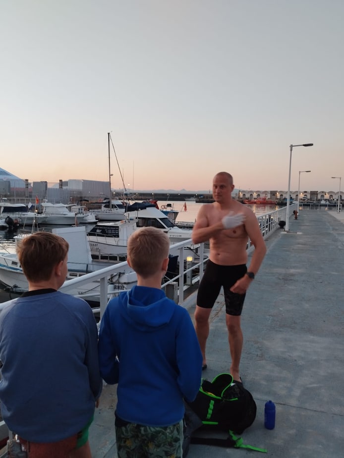 Kevin Jansen uit Oosteind zwemt in recordtijd de Straat van Gibraltar ...