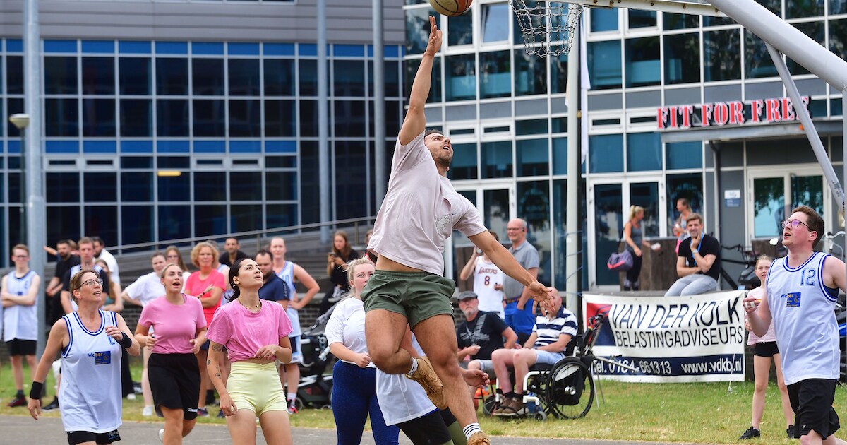 Zomeravondbasketbal in de warmte: ‘De rest van ons team kan er geen ...