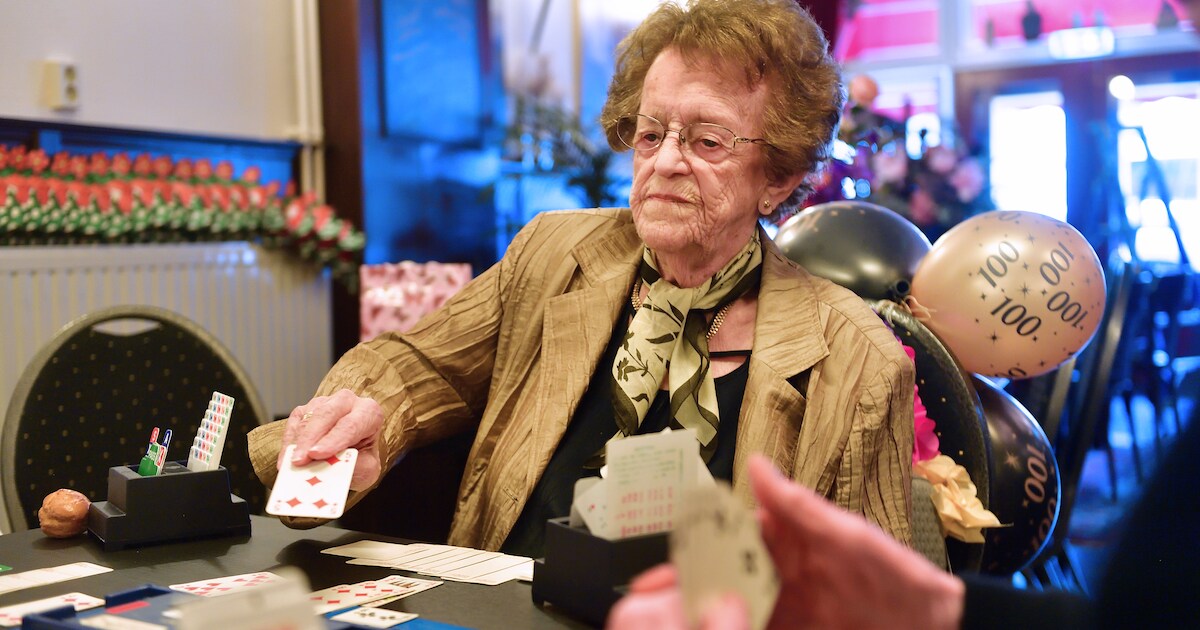 Honderdjarige Corrie bridget al haar halve leven: ‘Ik hoop het nog lang ...