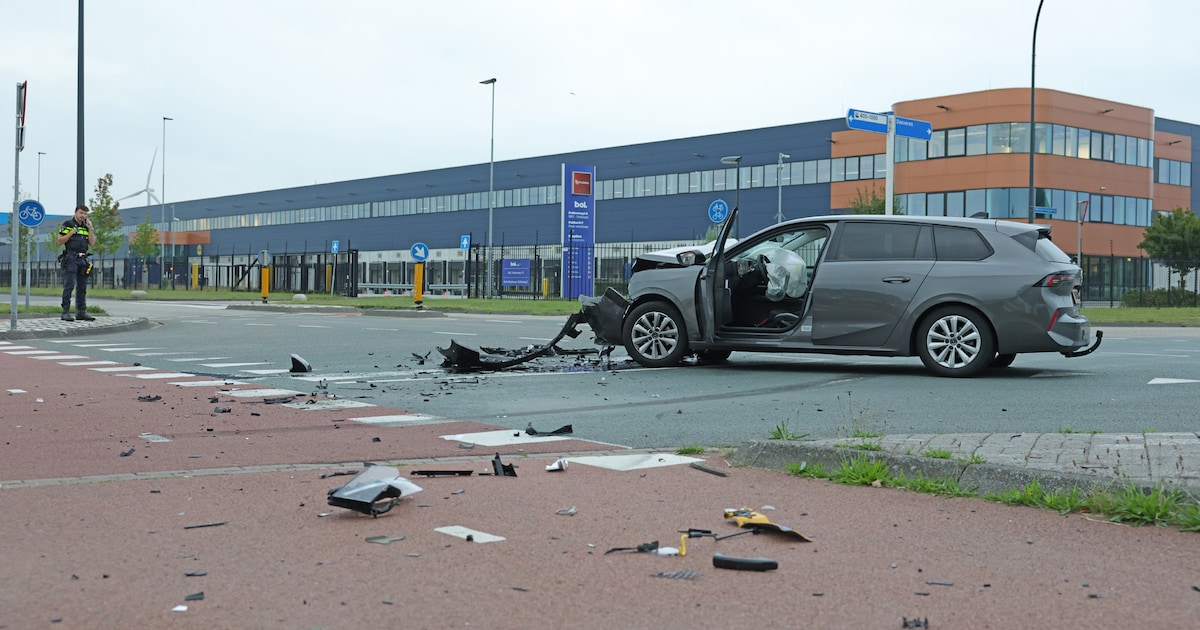 Brokstukken op het asfalt na opnieuw harde botsing op berucht kruispunt in Waalwijk | Waalwijk ...