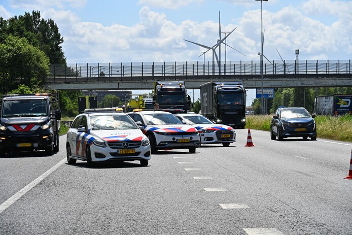 Vrachtwagens botsen op A16 bij Breda, rijstrook was poos afgesloten ...