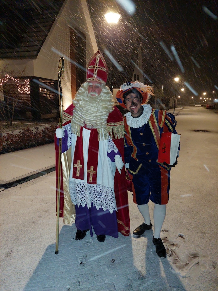 Sinterklaas en Piet op huisbezoek: ‘Soms heb ik een kind van 2 op de knie, maar laatst een vrouw ...