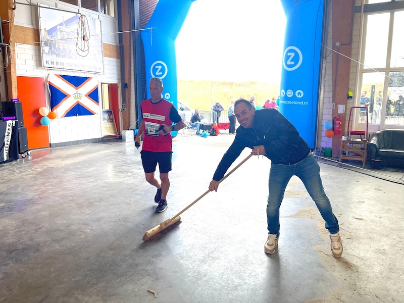 TERUGLEZEN | Tim Pleijte en Annemiek van Kooten winnen de Kustmarathon ...