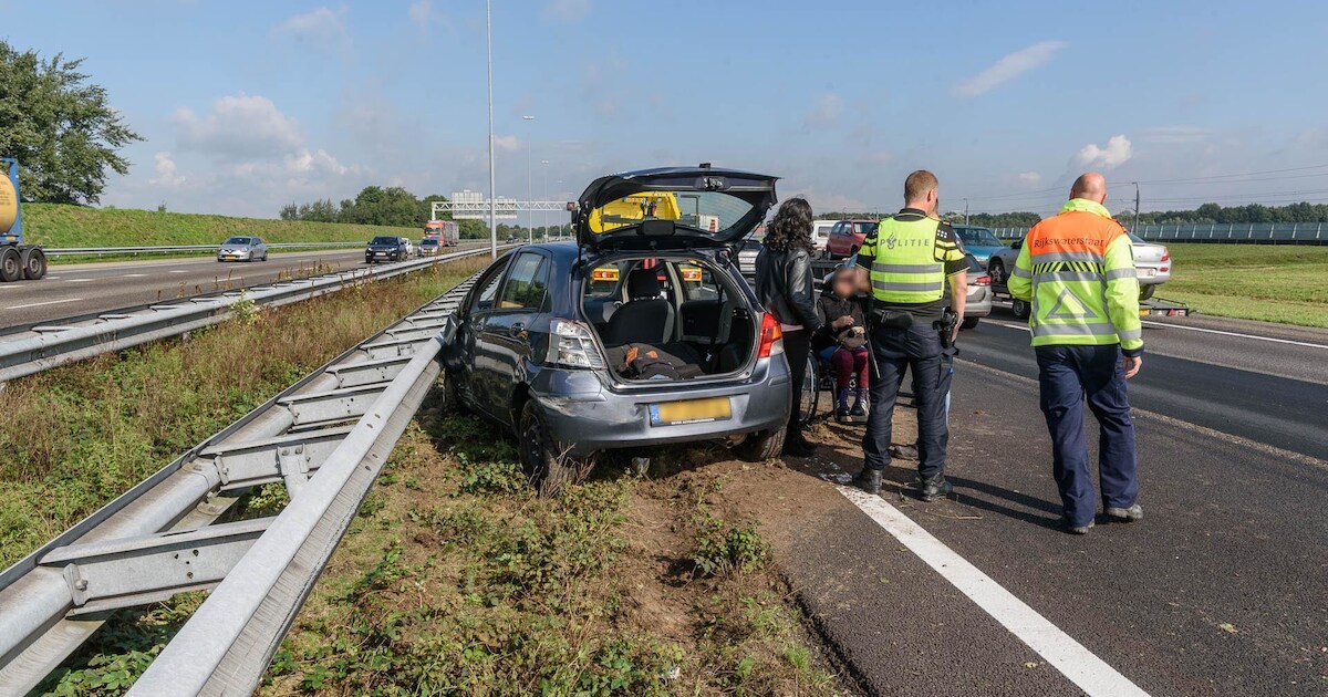 Ongeluk tussen auto en vrachtwagen op A16, geen gewonden | Breda | BN DeStem.nl