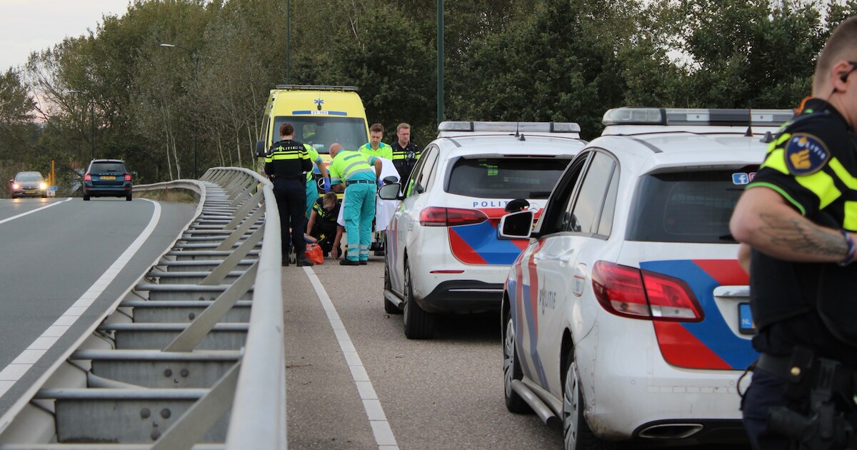 Voetganger gewond naar het ziekenhuis na aanrijding door bromfiets bij ...