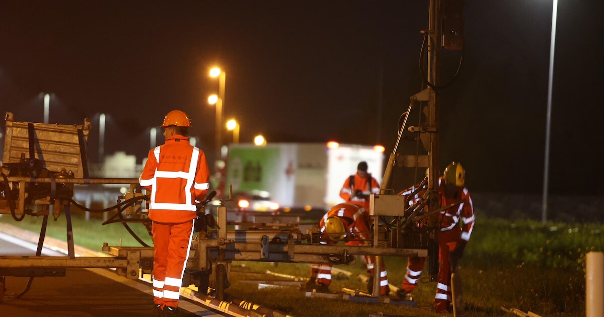 Opbouw van veelbesproken vangrail bij knooppunt Empel, waar Sanne en Hebe verongelukten, gestart ...